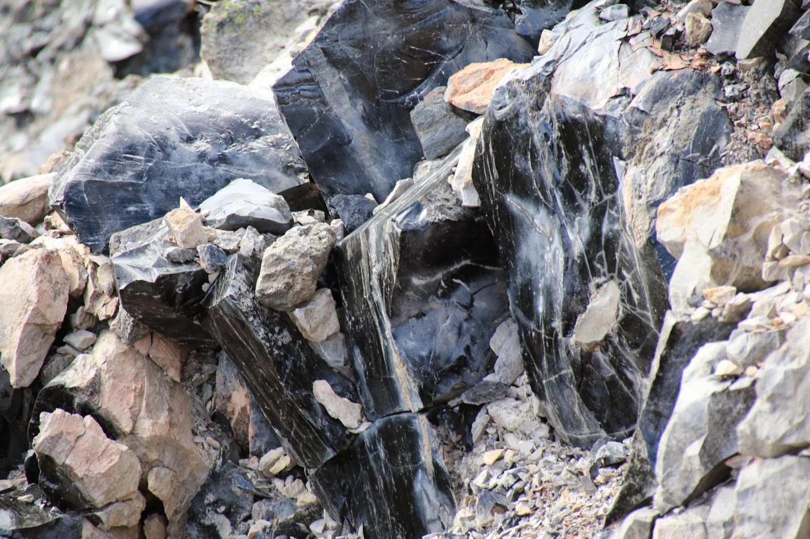 Pictures of my Universe: The Big Obsidian Flow in Newberry Volcano