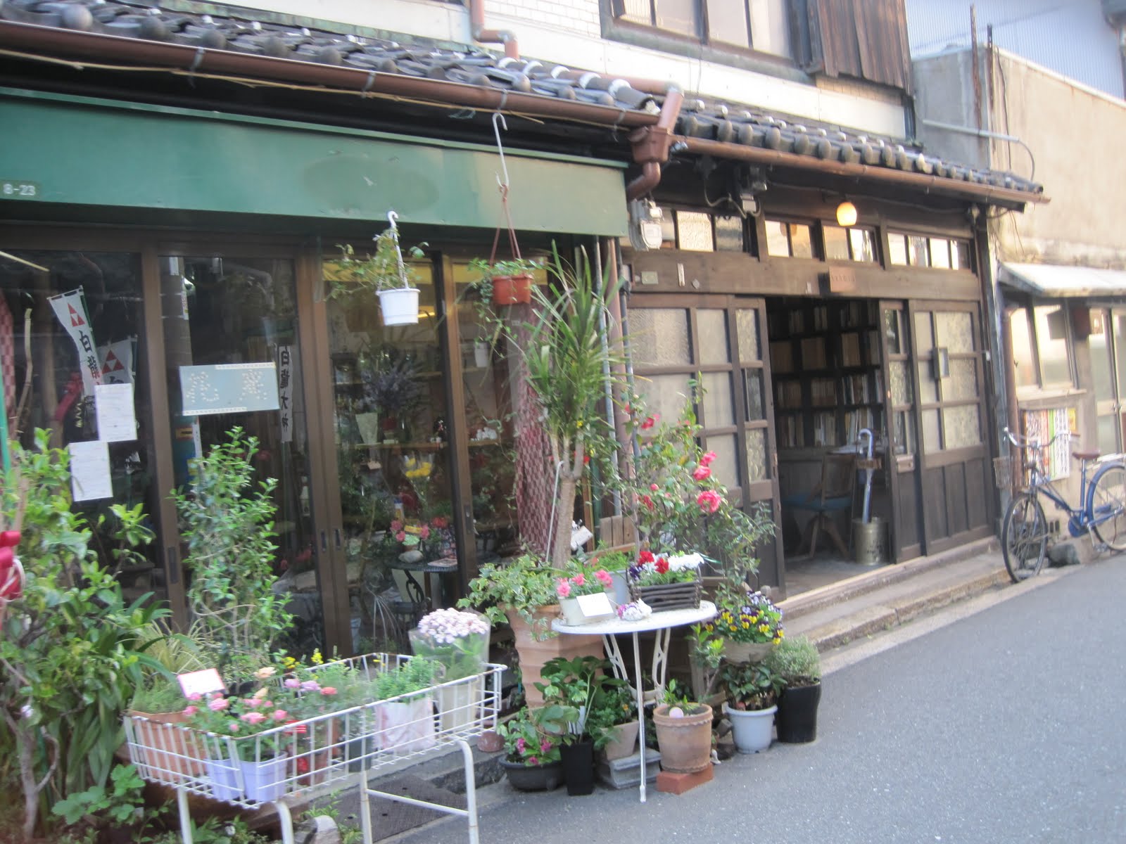 me.u (design blog): Travel Photography - Nakazaki-cho, Osaka (Part 1)