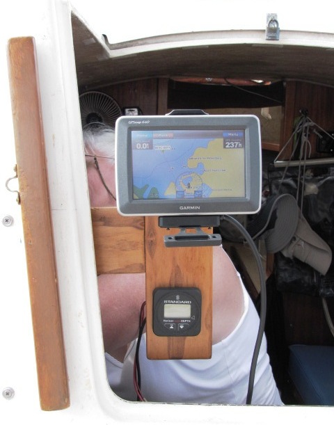 Sailing HideAway Com-Pac 23: GPSMAP 640/ Depth Finder Swing Mount