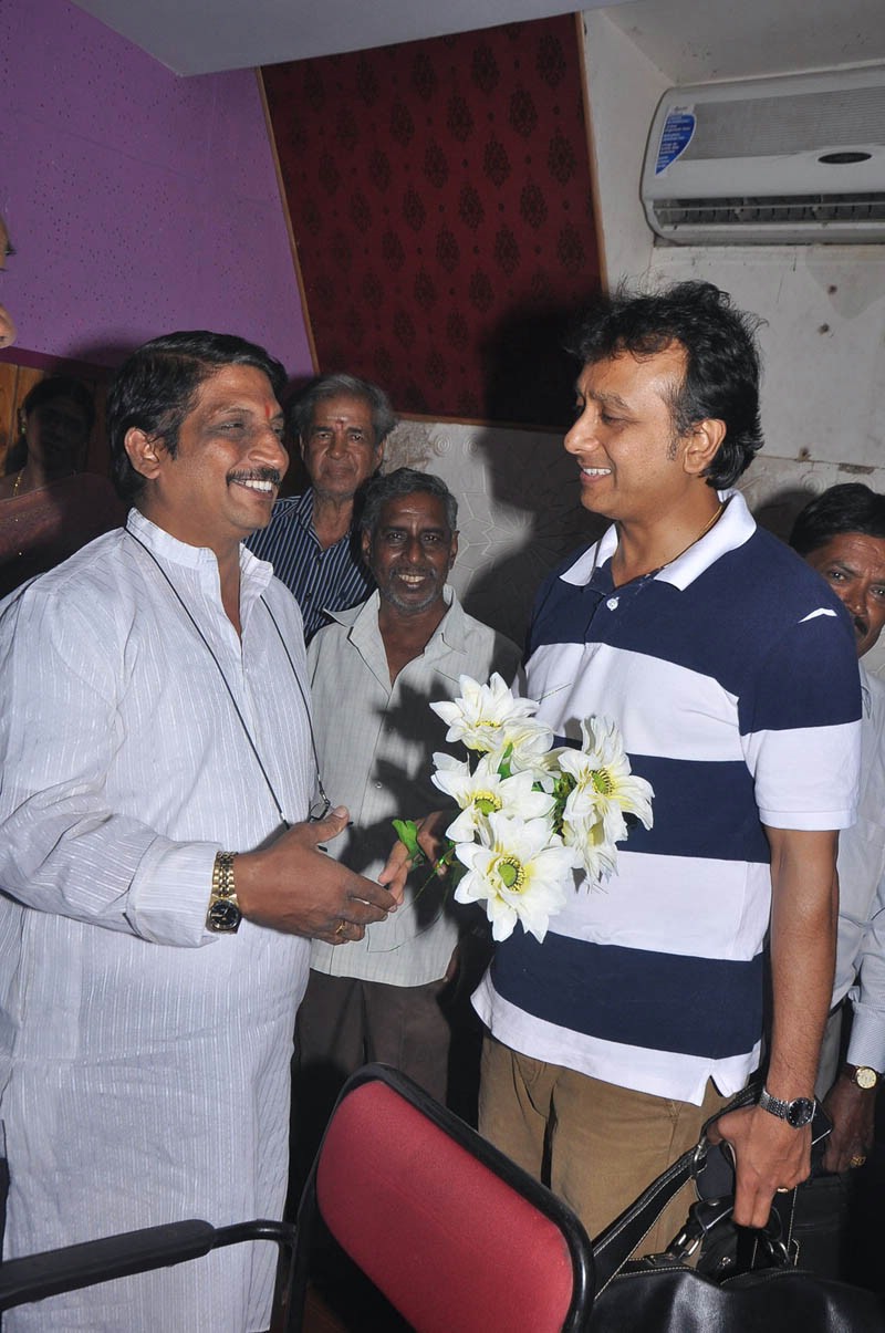 Playback Singer Unnikrishnan Sings for Nilavil Mazhai Photos HQ latest ...