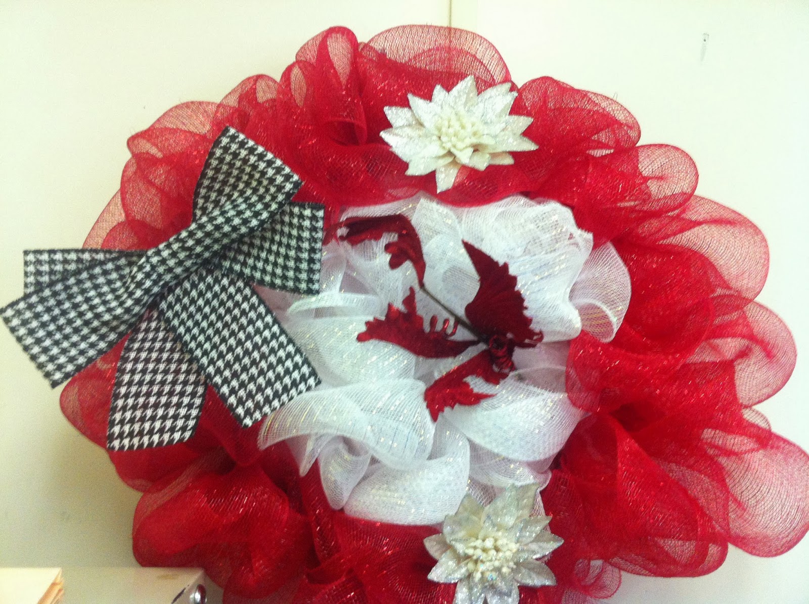 My Crafty World: Deco-Mesh Wreath