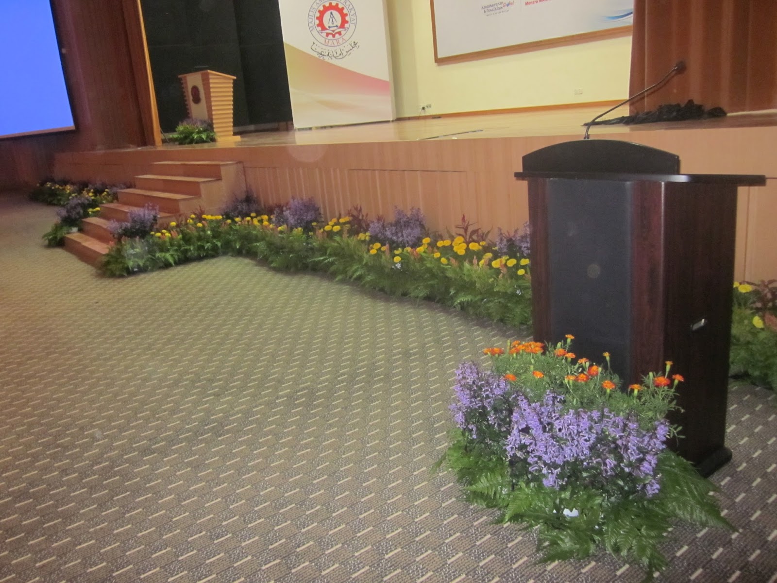 HIASAN PENTAS BUNGA SEGAR & LANDSKAP