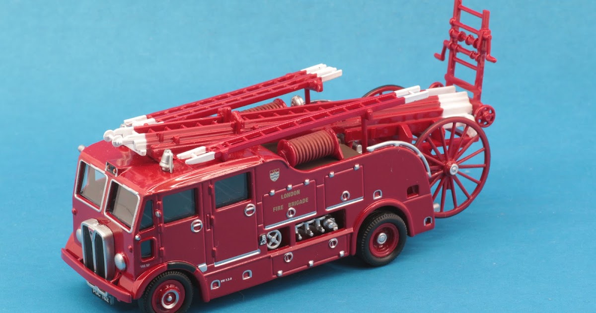 Incredible Mini Garage: AEC Regent III 1950 Fire Engine 1/76 Oxford