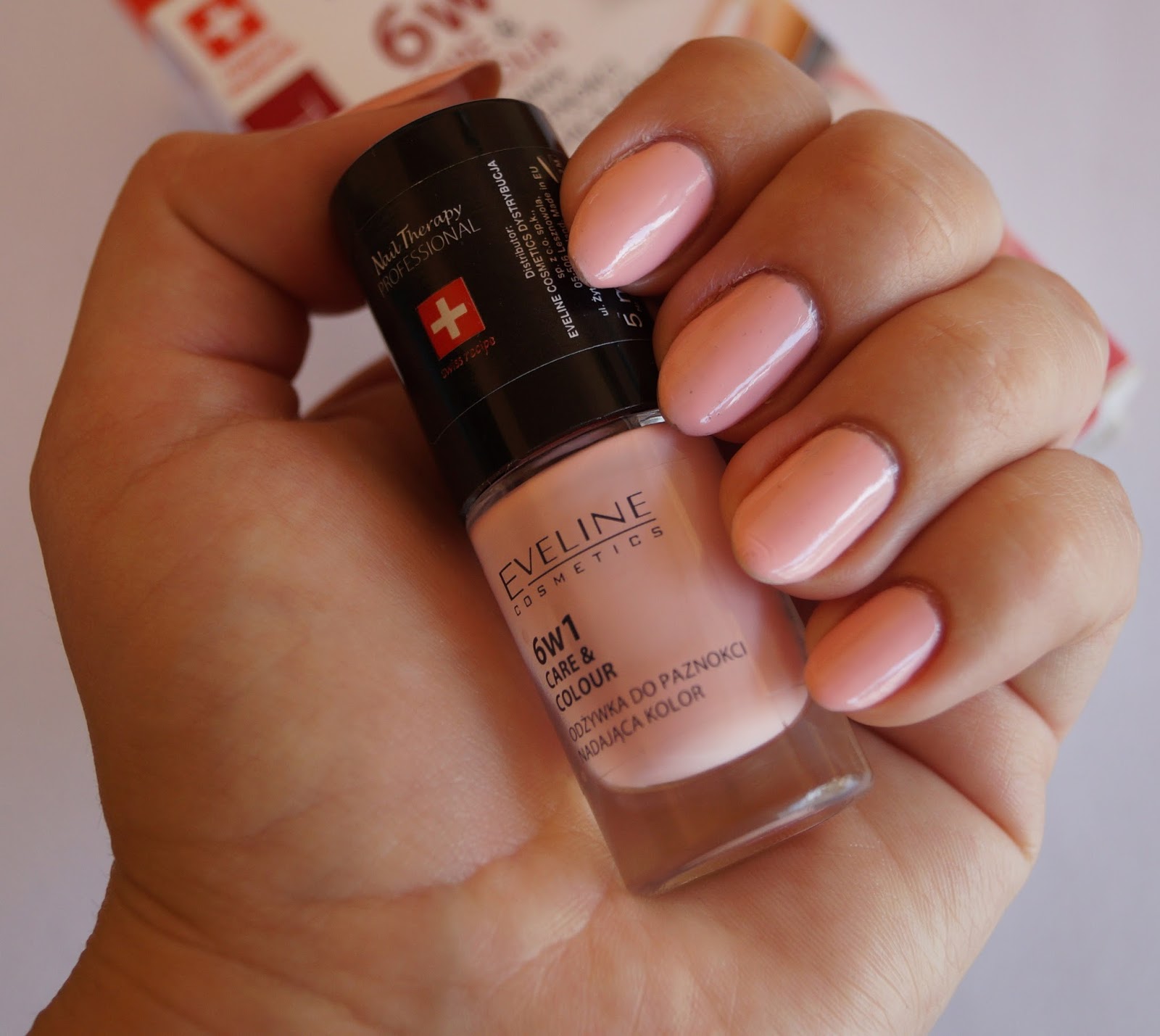 Pinaakolaadaa: Eveline 6w1 odżywka do paznokci nadająca kolor.