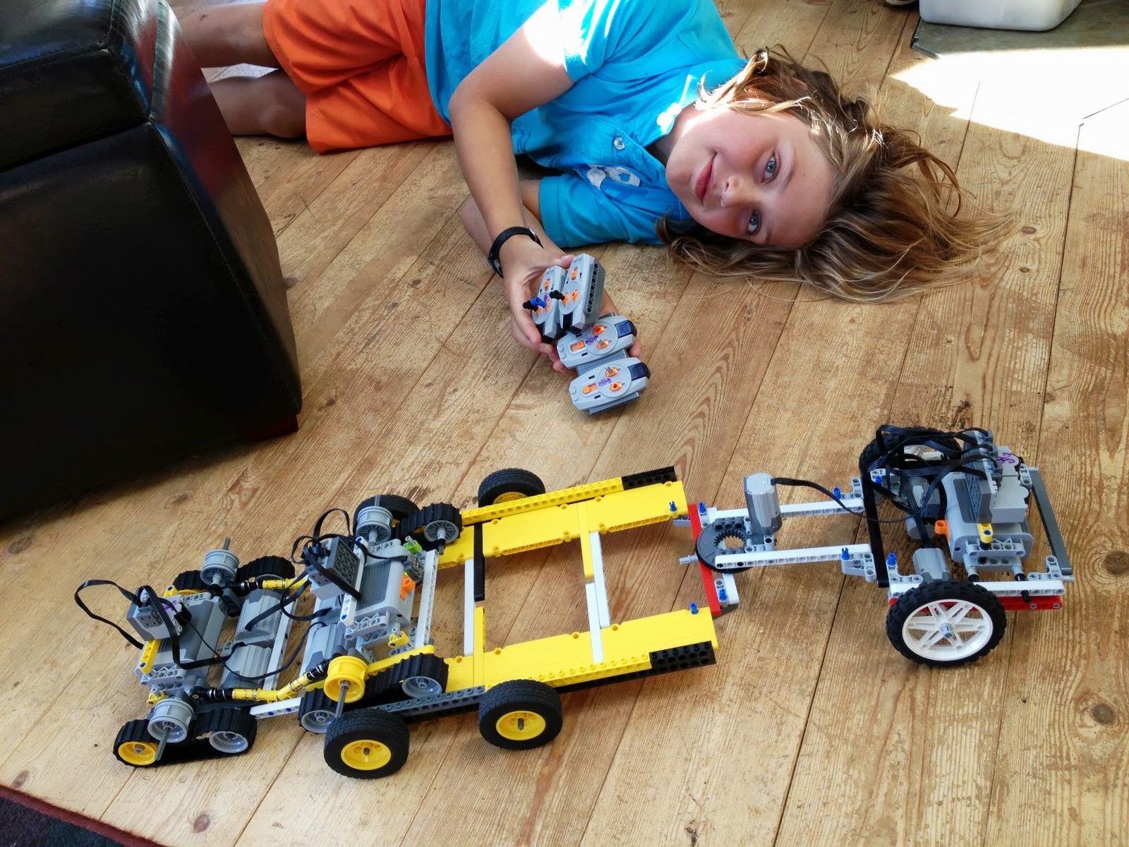 HOBBs Jobs: LEGO RC Track crawler with RC trailer