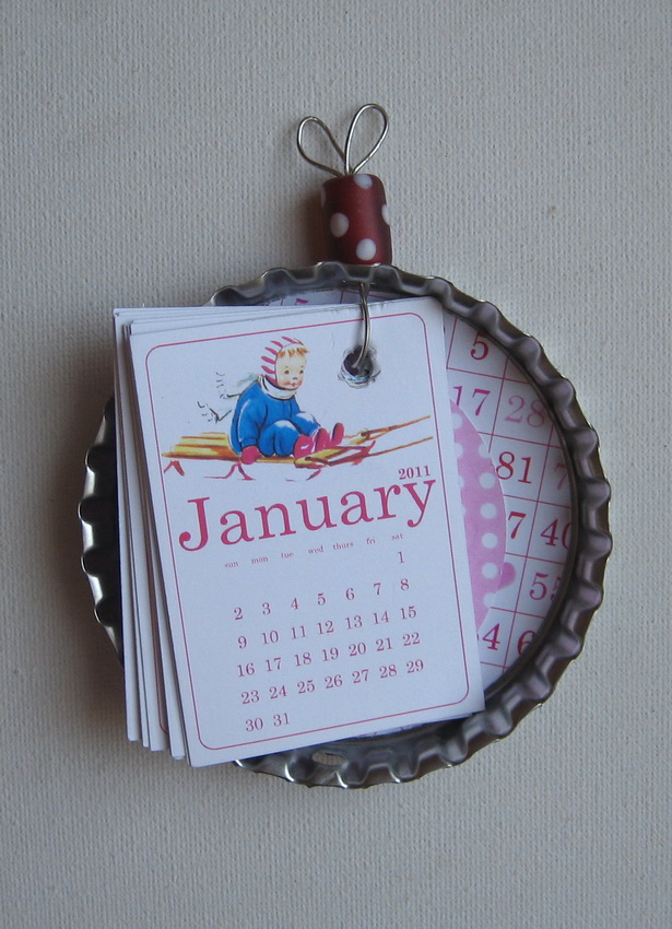 IRIT SHALOM- Craft addict : Altered magnet bottle caps calendar