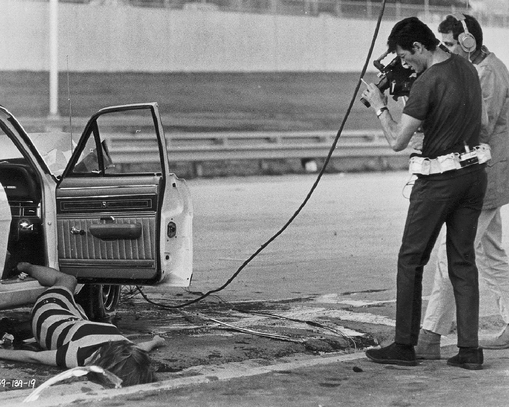 The Film Corner with Greg Klymkiw: MEDIUM COOL - Review By Greg Klymkiw ...