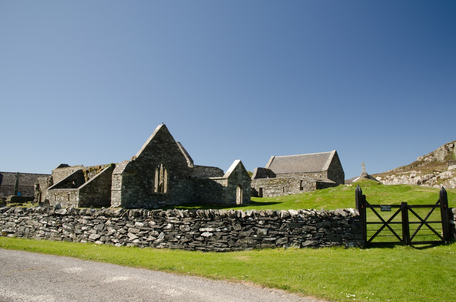 Mountain and Sea Scotland: Oronsay Priory - a place of peace