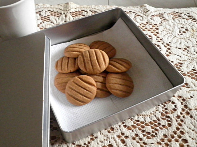 TREAT & TRICK: COFFEE BISCUITS