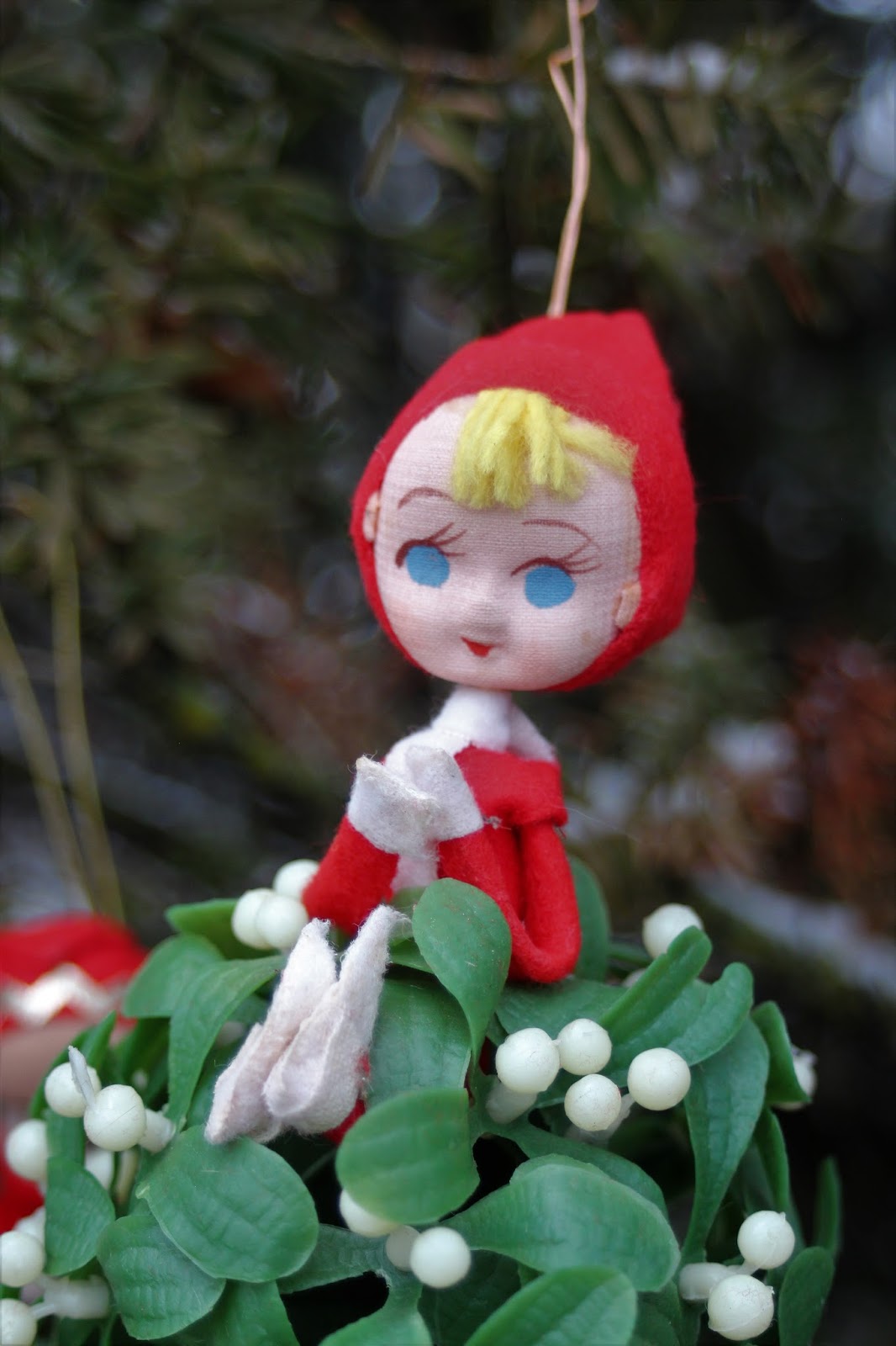 PLANET OF THE DOLLS: Doll-A-Day 2017 #362: Mistletoe Pose Dolls