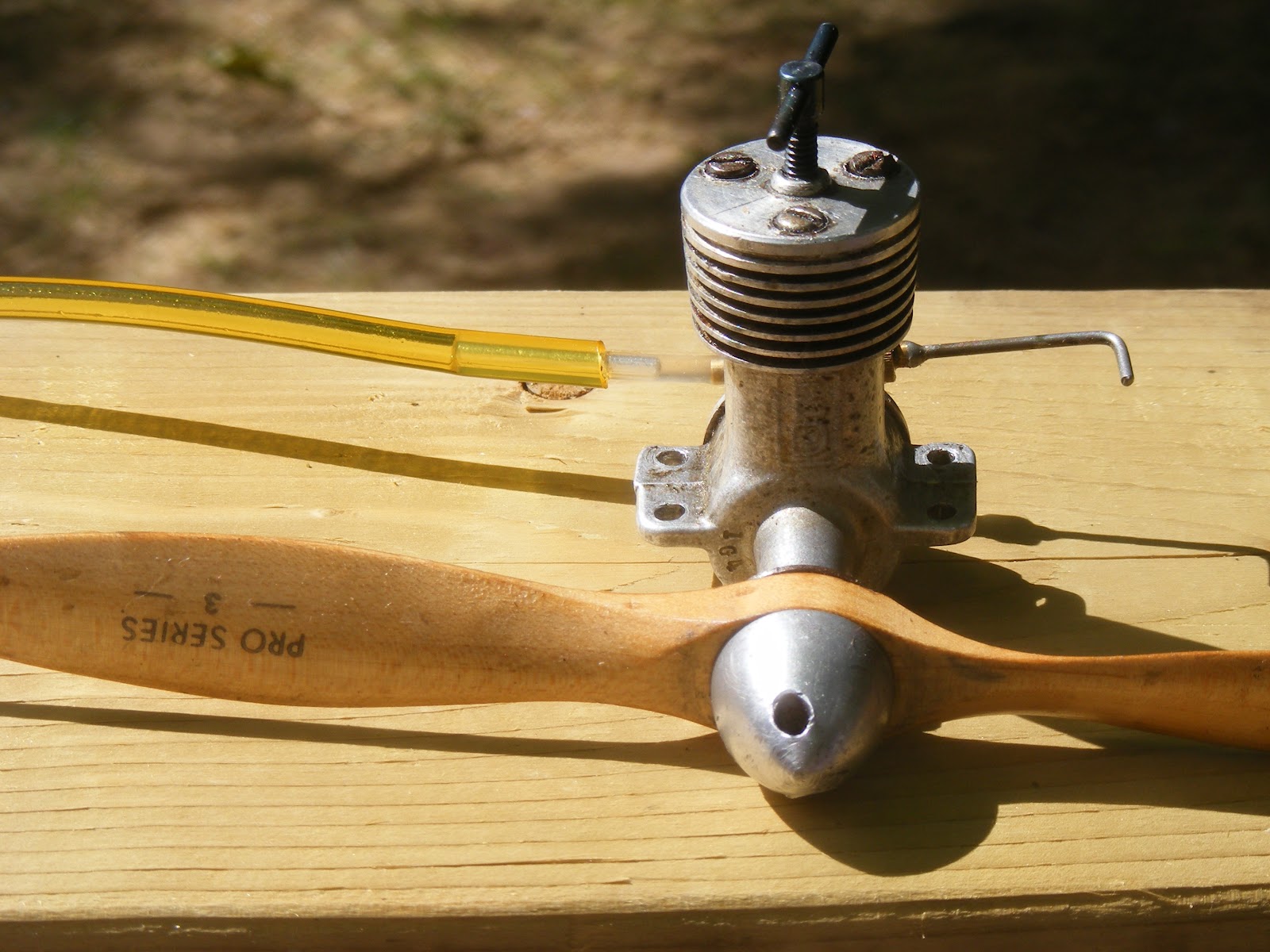 Vintage Model Airplane Engines Running: ED Bee MK1