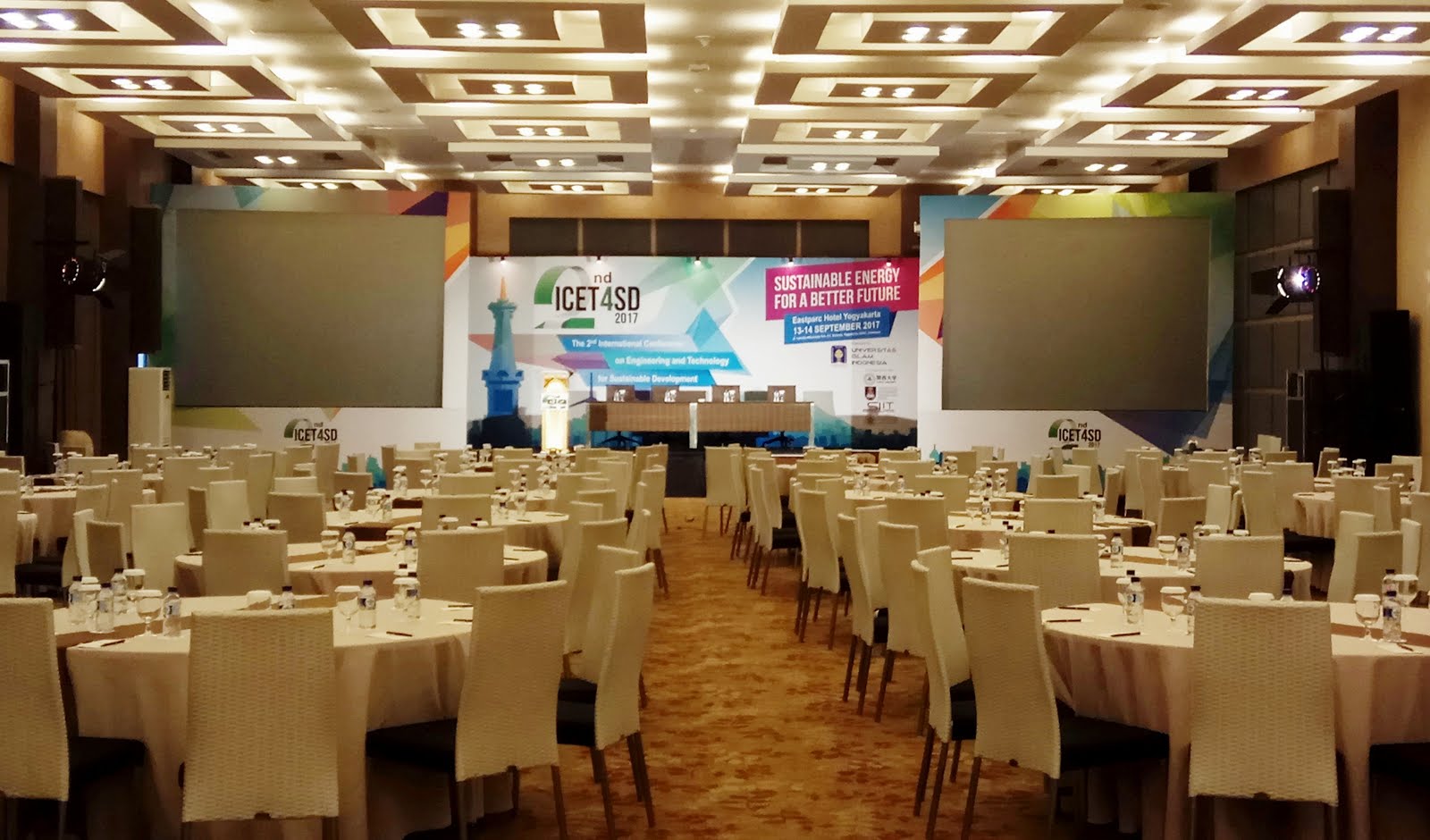 Backdrop Dengan Screen