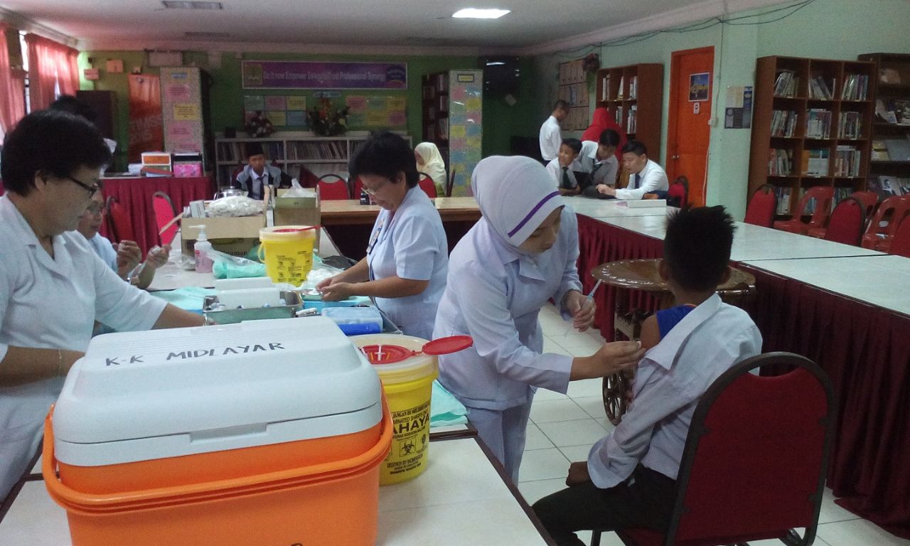 Little Cat: SMK Pusa, Betong.: Suntikan JE oleh Hospital Betong.