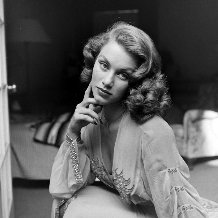 Beautiful Portraits of the First Bond Girl Linda Christian in 1945 ...