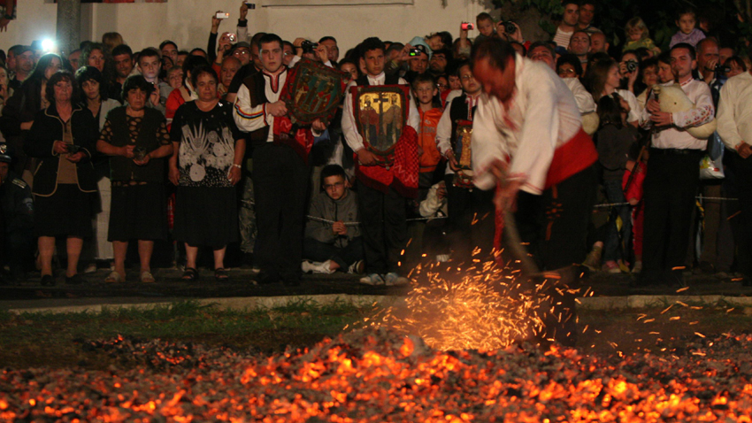 Nestinarstvo: un ritual tradicional búlgaro milenario - Mamá española ...