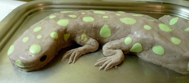 silencing the bell: Lizard Cake Tutorial