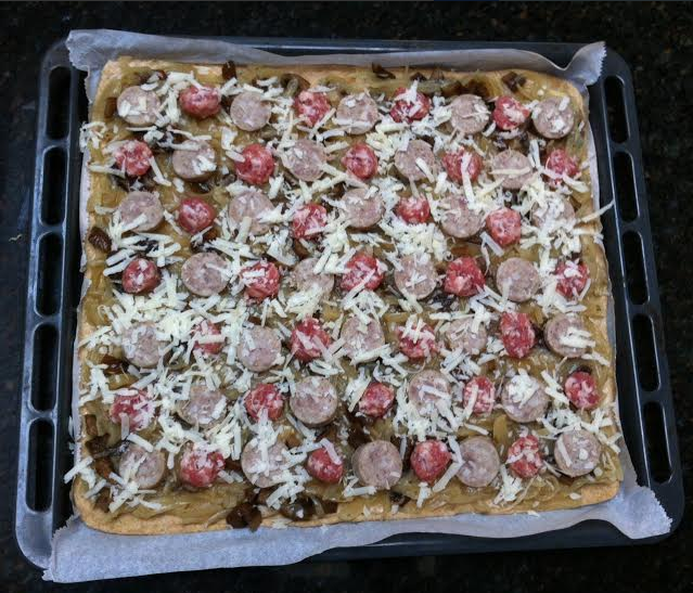 A LA TAULA I AL LLIT...: COCA DE BLANQUETS I LLONGANISSA AMB CEBA I ...