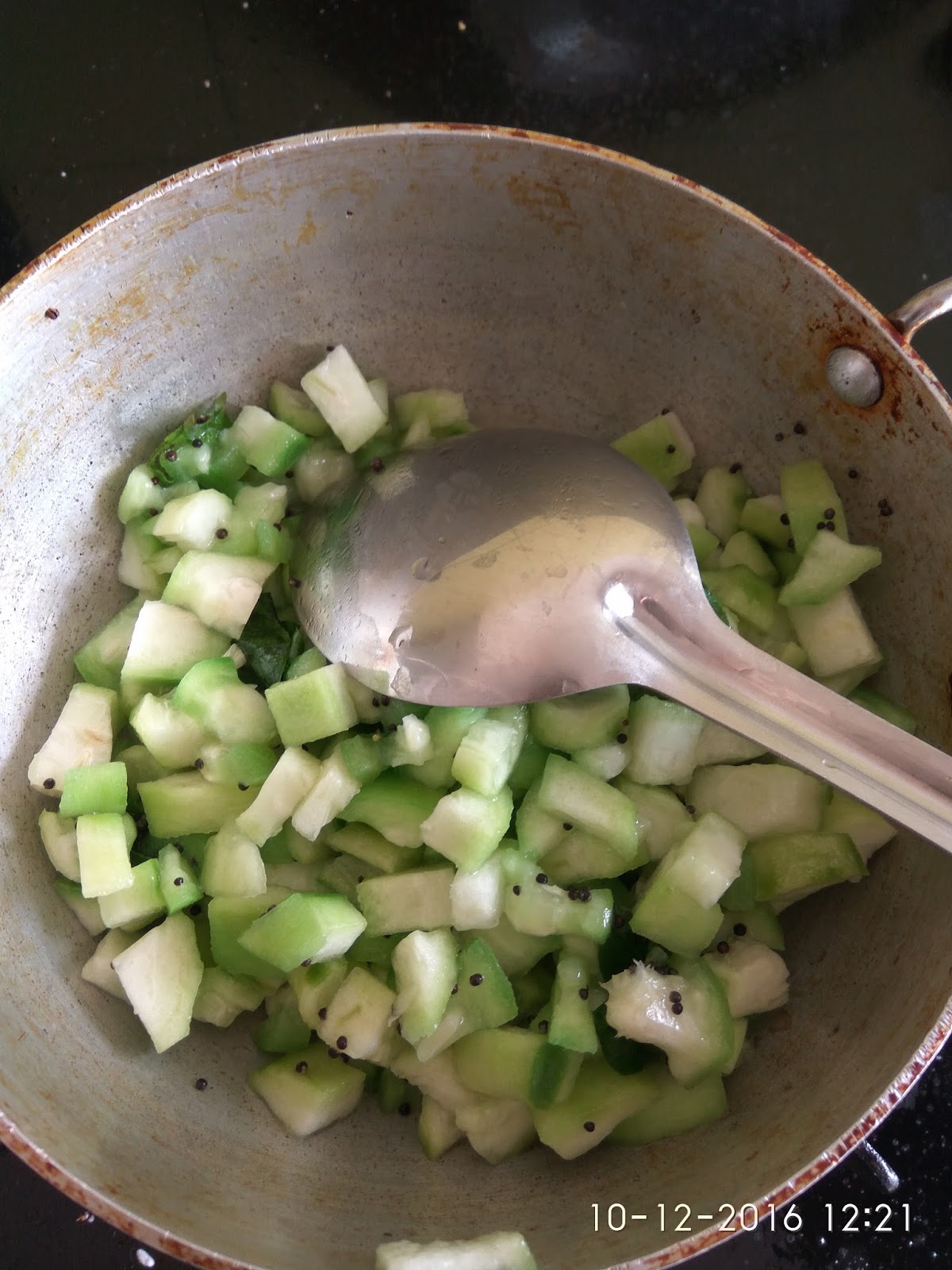 How to make peerkangai poriyal/Ridge gourd curry - version 1?