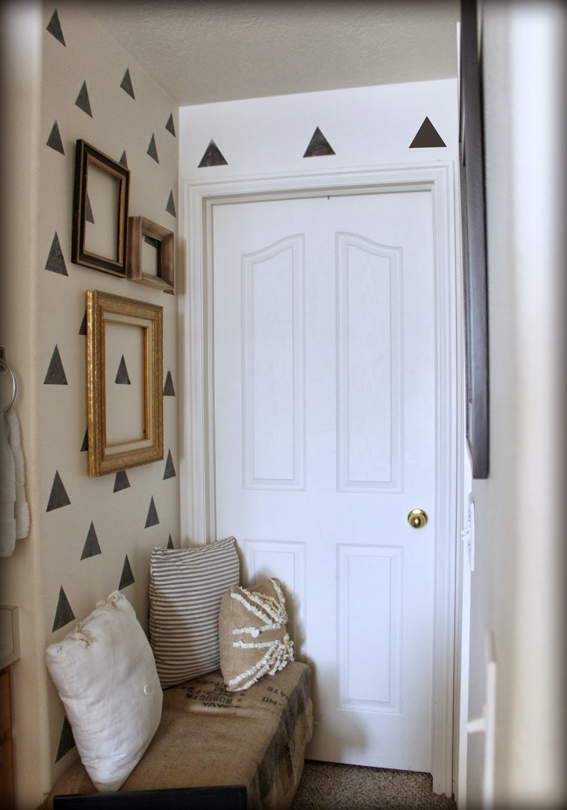 from Gardners 2 Bergers: Easy Niche Update: DIY Triangle [Faux] Wallpaper