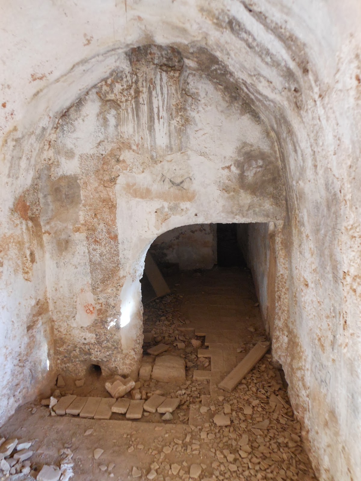 CASTILLO DE SAGUNTO Rutas por su historia : LAS LEONERAS: UNA CISTERNA ...