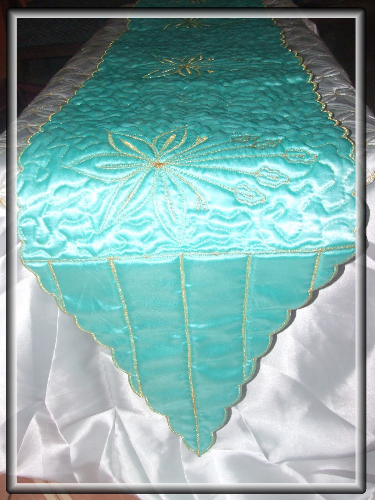 Runner Meja Bulat Motif Cacing Liar Kembang