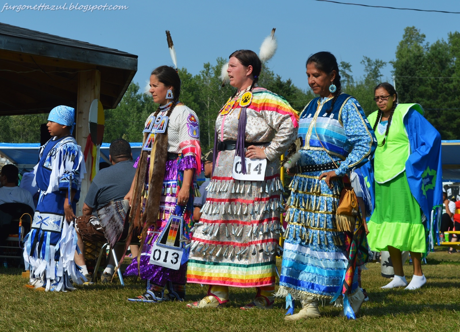 FURGONETA AZUL: POW WOW EN LA RESERVA INDIA DE ROCKY BAY.