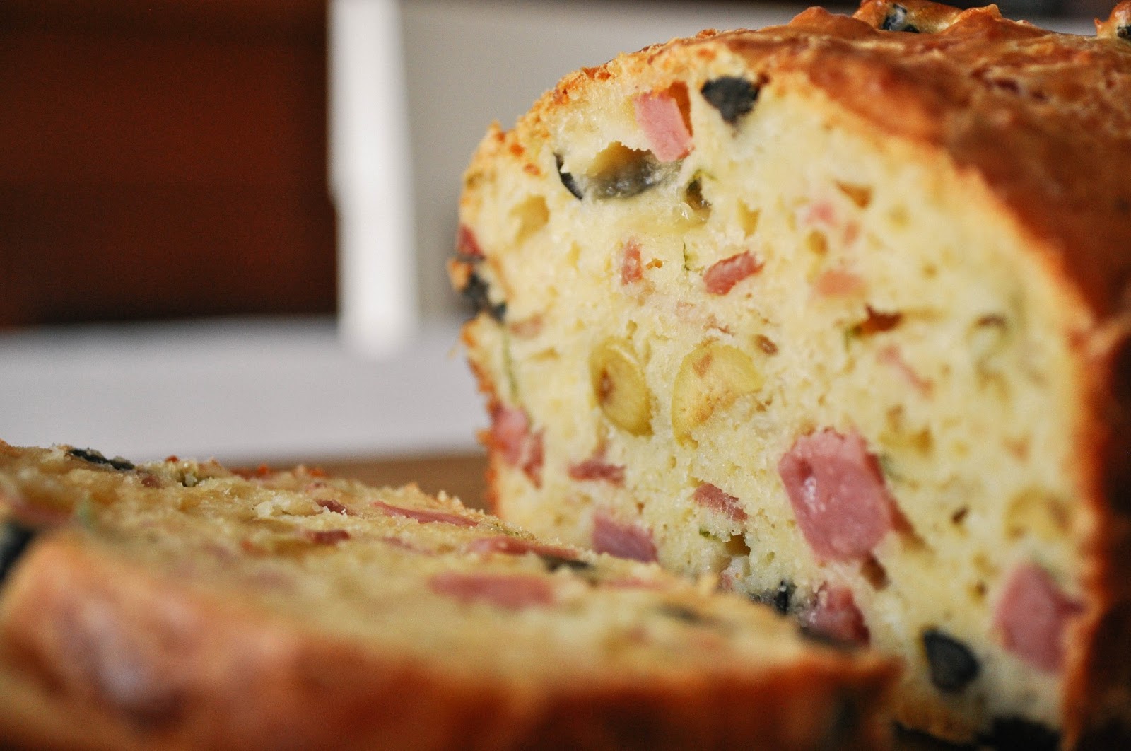 Sugar Avenue: Pan con aceitunas, bacon y queso