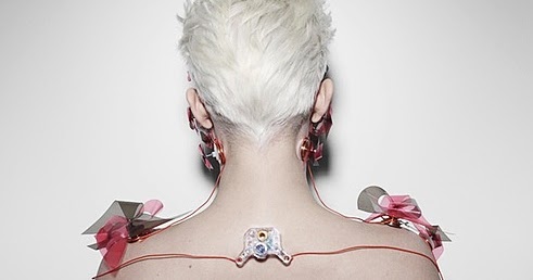 Confesiones tirado en la pista de baile: > Dancing on my own