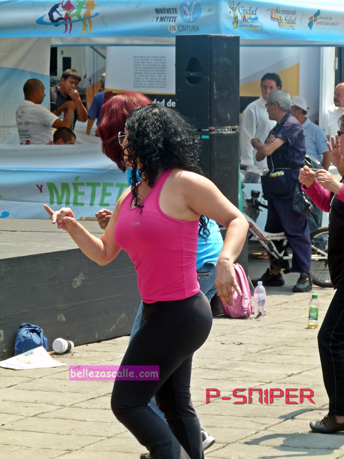 Mujeres sexys con ropa entallada | Mujeres bellas en la calle