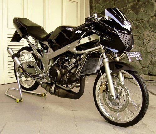 Foto Modifikasi Kawasaki Ninja 4 Tak Hitam Simple Kiriman Chibelarak ...