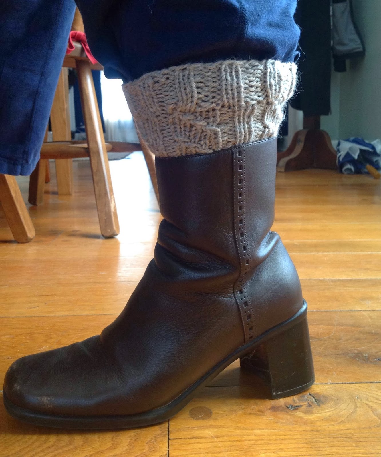 Random bits of Whatever: NOT QUITE CABLED BOOT CUFF/ BOOT TOPPER