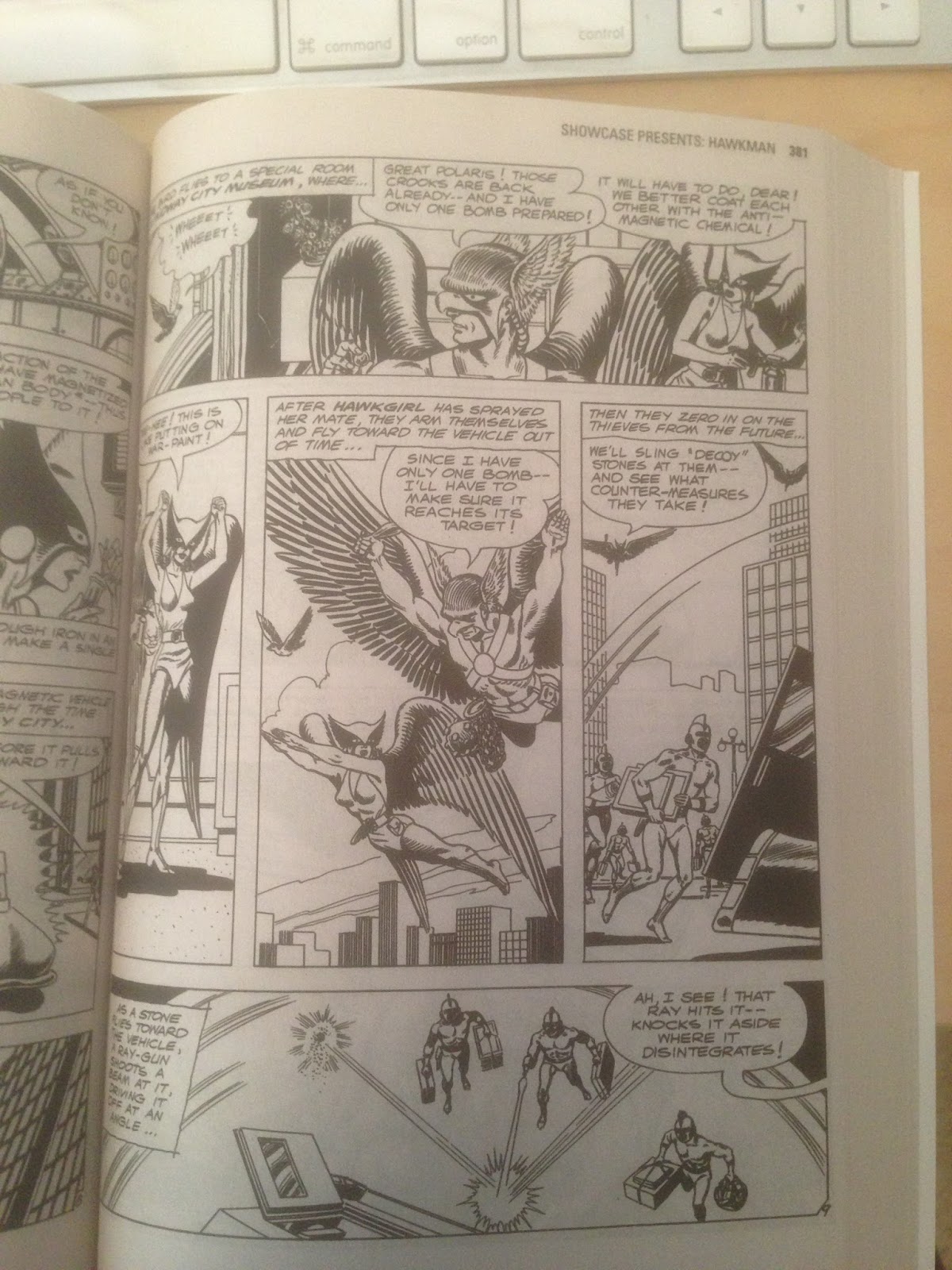 Graphic Novel Universe: DC Showcase Presents Hawkman Volume 1