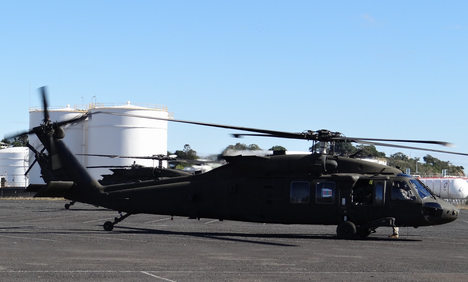 Air Queensland.blogspot: US Army Boeing AH-64 Apache and Sikorsky UH-60 ...