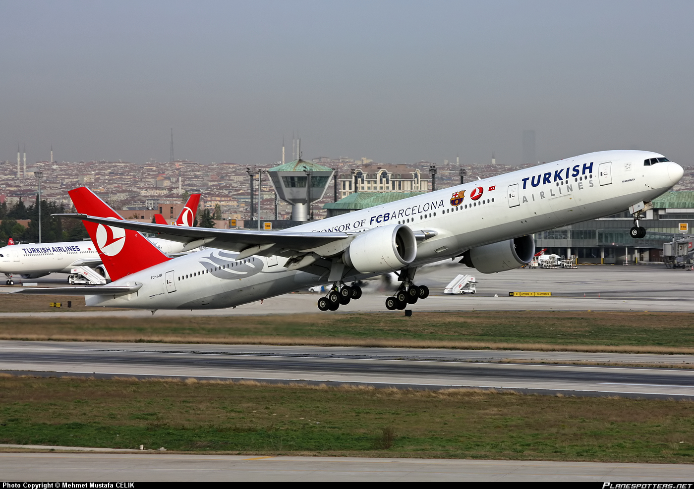 Turkish Airlines exerce opções e compra mais cinco aeronaves 777-300ER