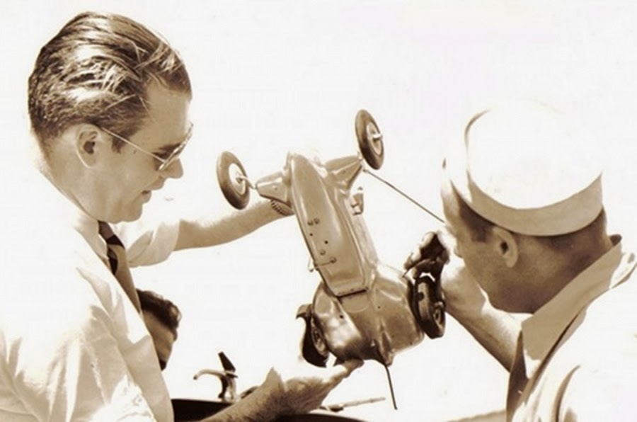 Free Flight -Vintage model airplane- cars-model retro avion et voiture ...