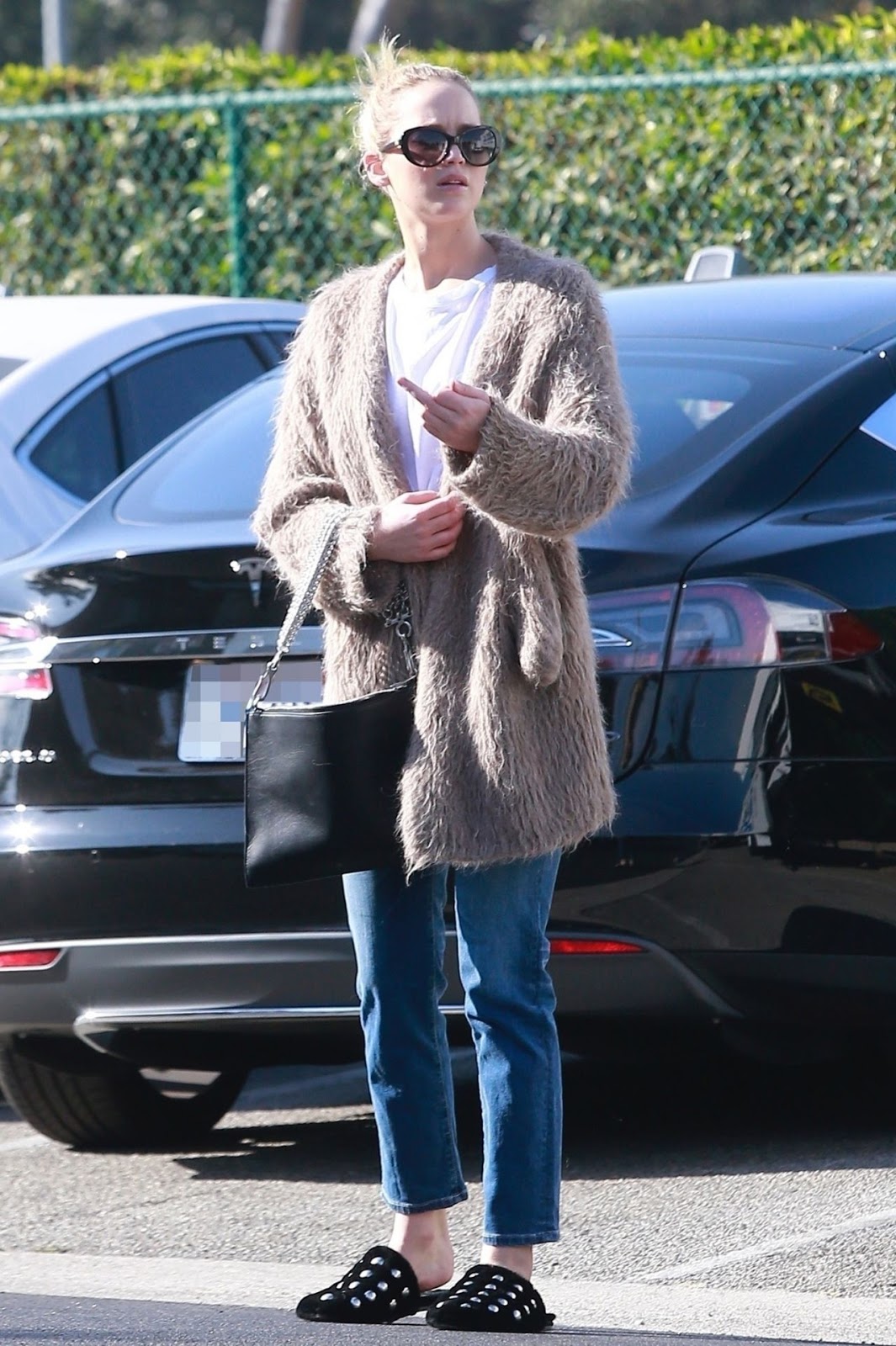 Jennifer Lawrence Photos in Casual Outfit Shopping in Beverly Hills ...