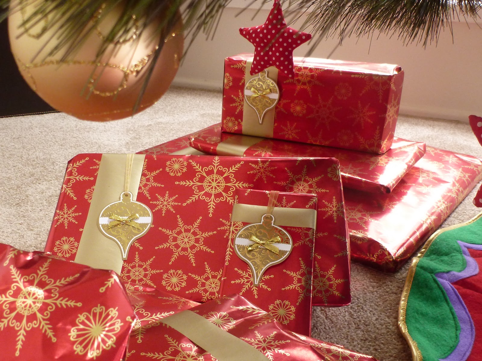 Cassadiva: My Christmas Gift Wrapping 2012 (Red and Gold)