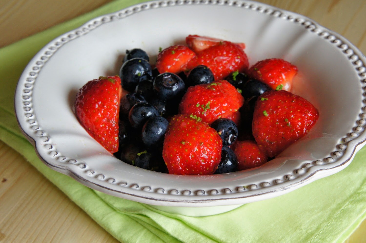 Salade de fraises et de myrtilles au jus de citron vert