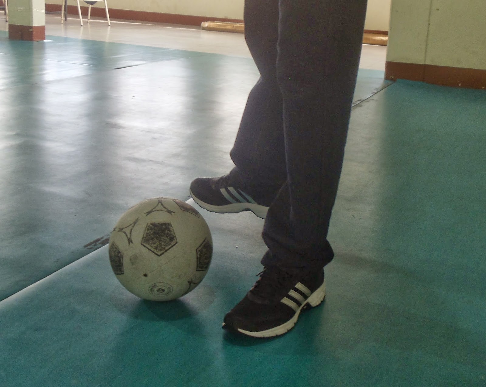 Ouch! I hurt my toes [How to kick a soccer ball properly.]