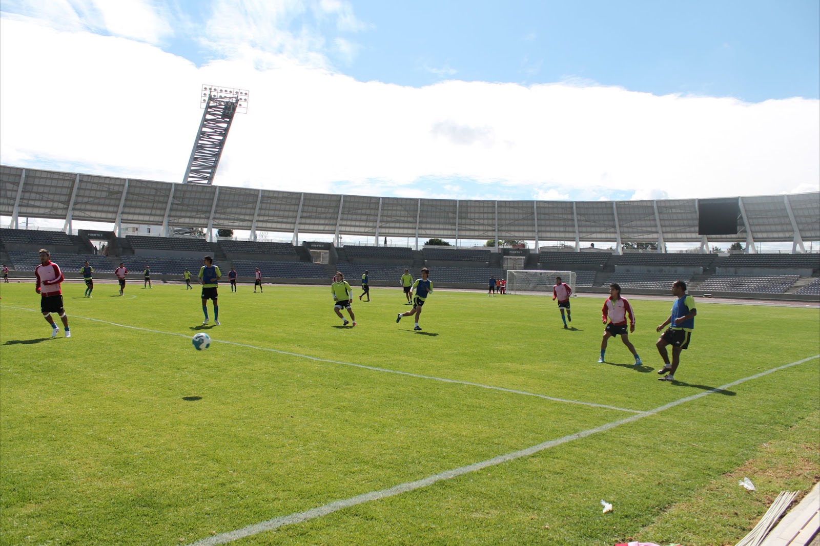 DeporPuebla: LOBOS BUAP PISA LA CANCHA DE SU NUEVA CASA
