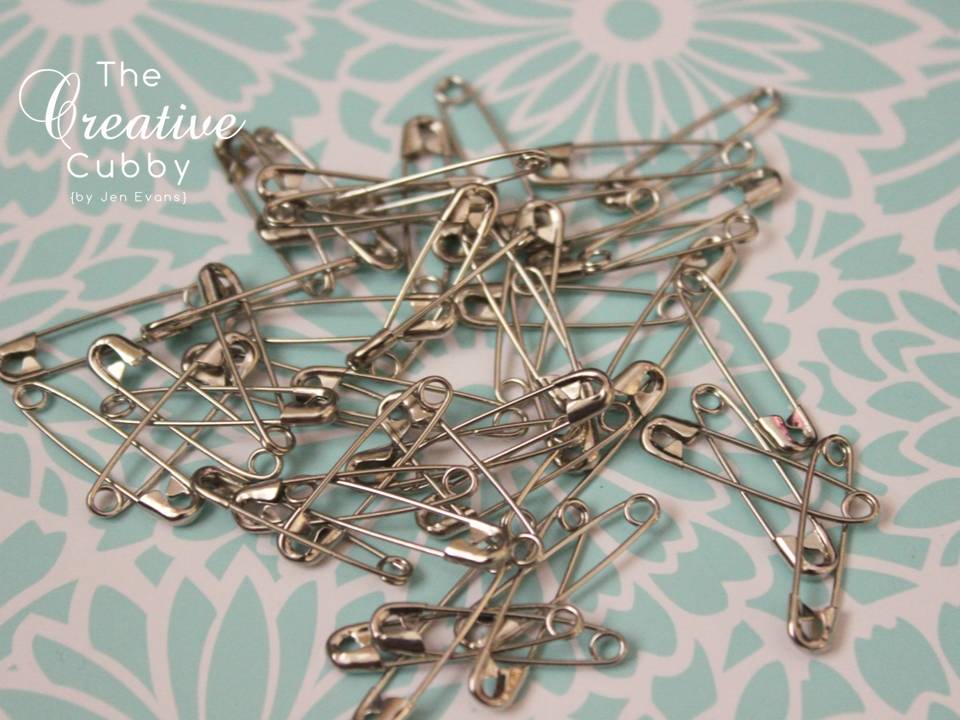 The Creative Cubby: Safety Pin Bracelet - Refashioned