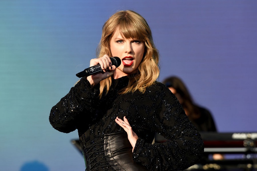 TAYLOR SWIFT BREAKS POLITICAL SILENCE TAYLOR SWIFT BREAKS POLITICAL SILENCE
