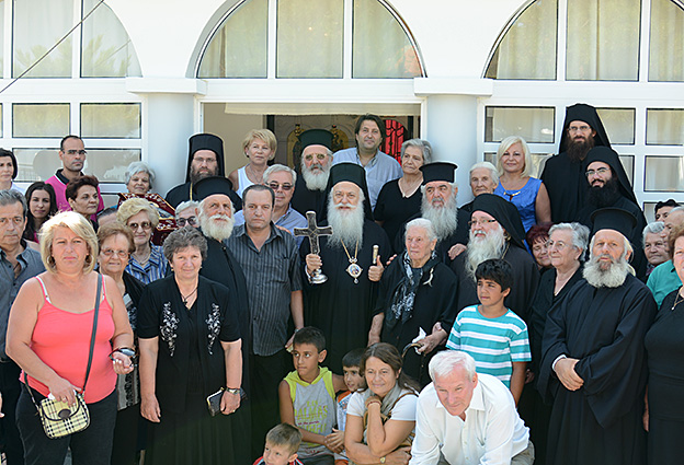 ΤΟΝ ΙΣΤΟΡΙΚΟ ΣΤΑΥΡΟ ΤΟΥ ΘΡΥΛΙΚΟΥ ΠΑΤΡΟΚΟΣΜΑ ΠΗΡΕ ΜΑΖΙ ΤΟΥ ΣΤΟ ...
