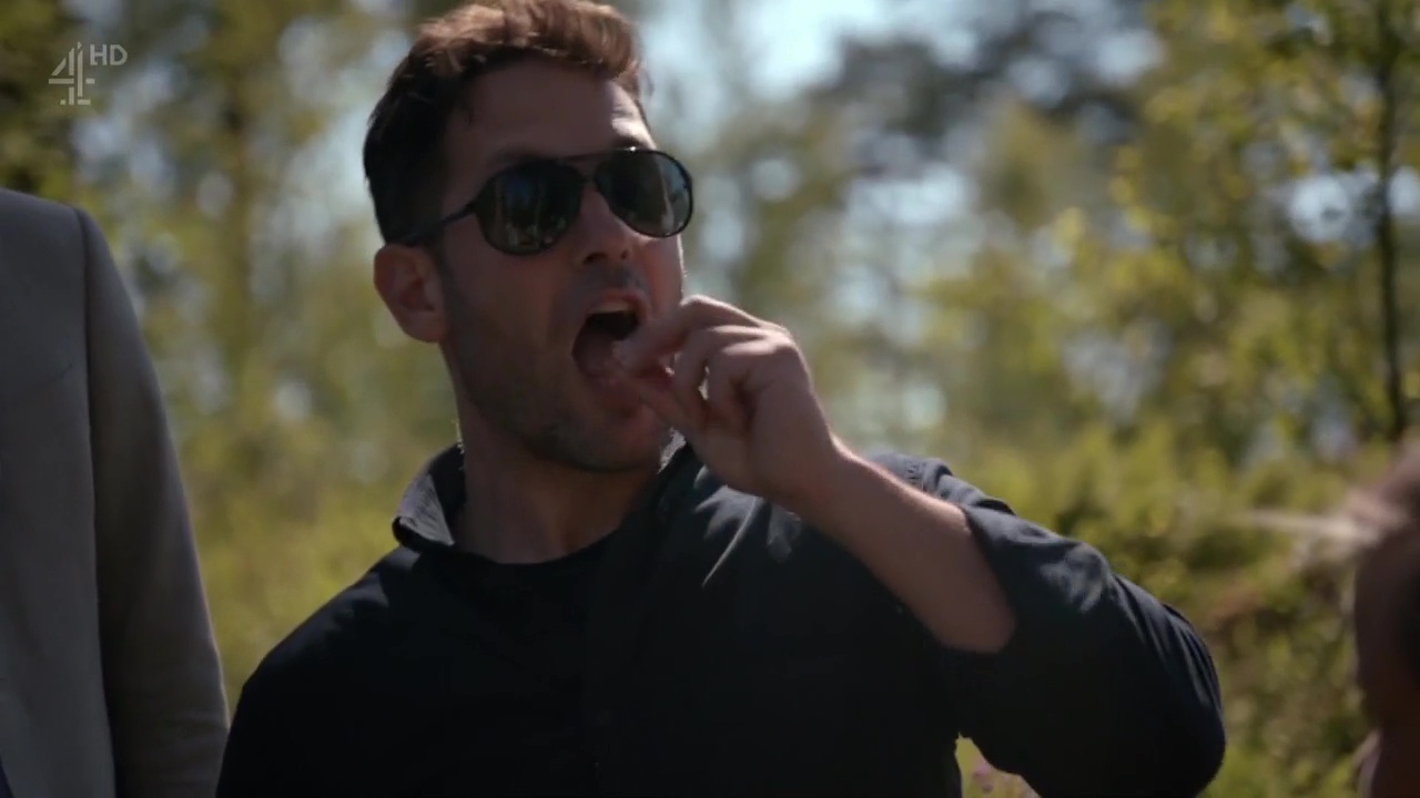 ausCAPS: Paul Rudd shirtless in Travel Man 4-02 "Helsinki"