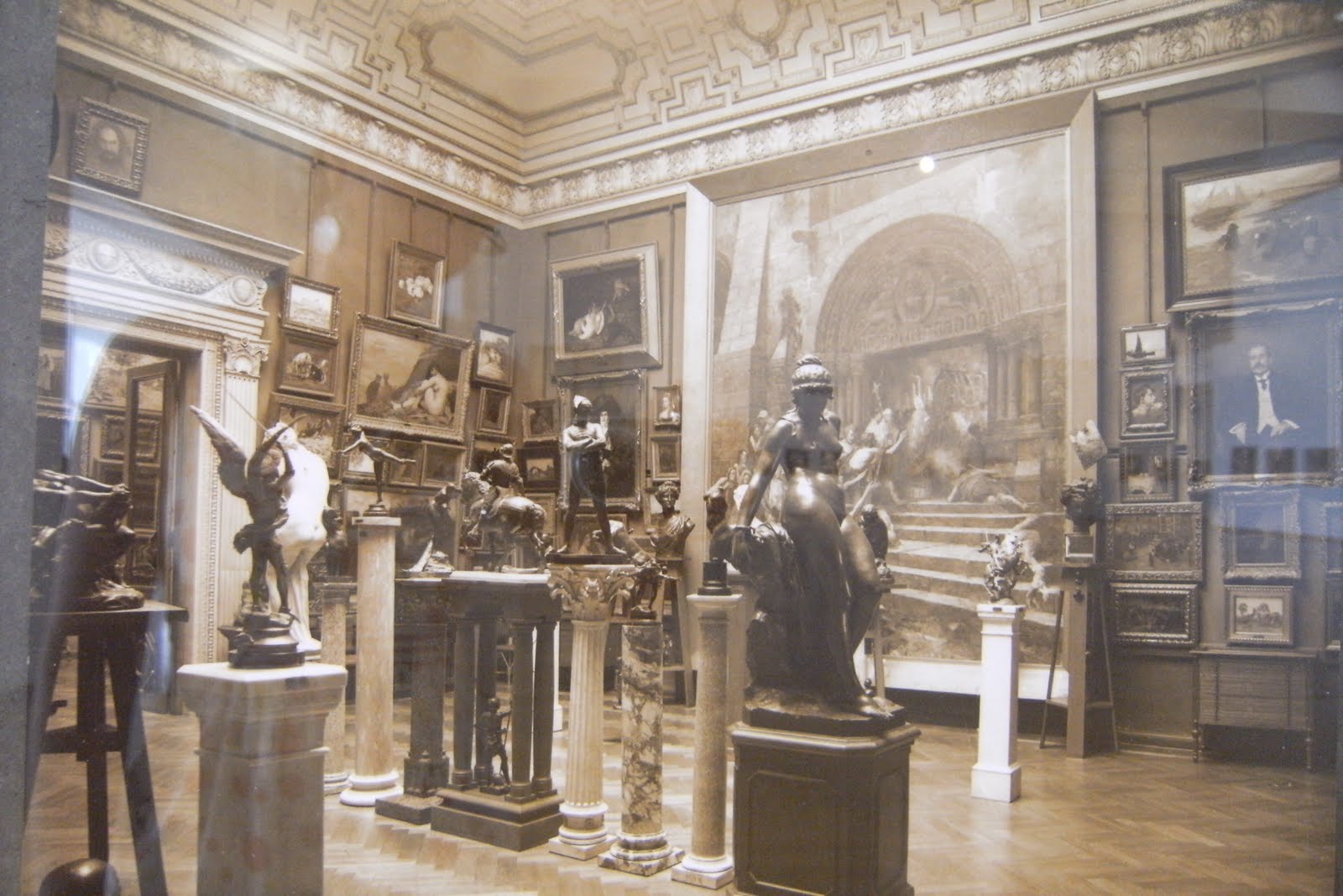 Once Upon A Time in Bucharest: R.I.P. - Muzeul Simu 1910-1961