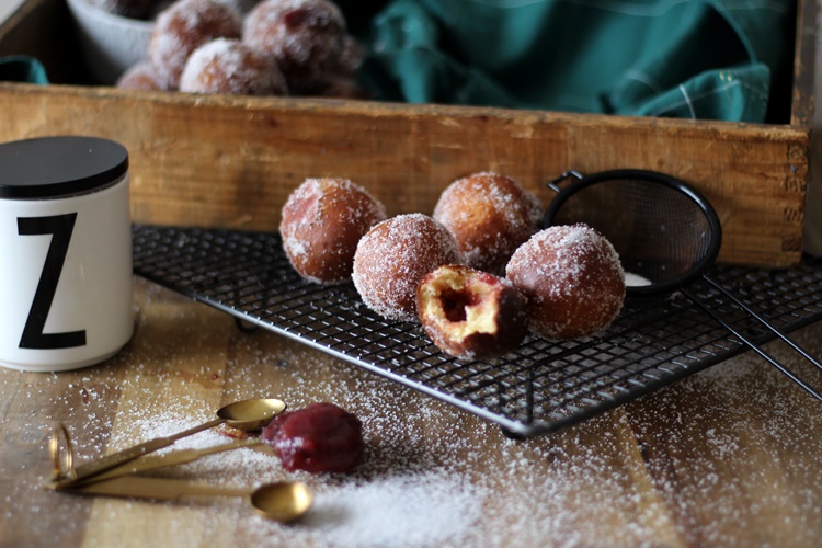 Mini-Berliner mit Waldfruchtmarmelade - Biskuitwerkstatt