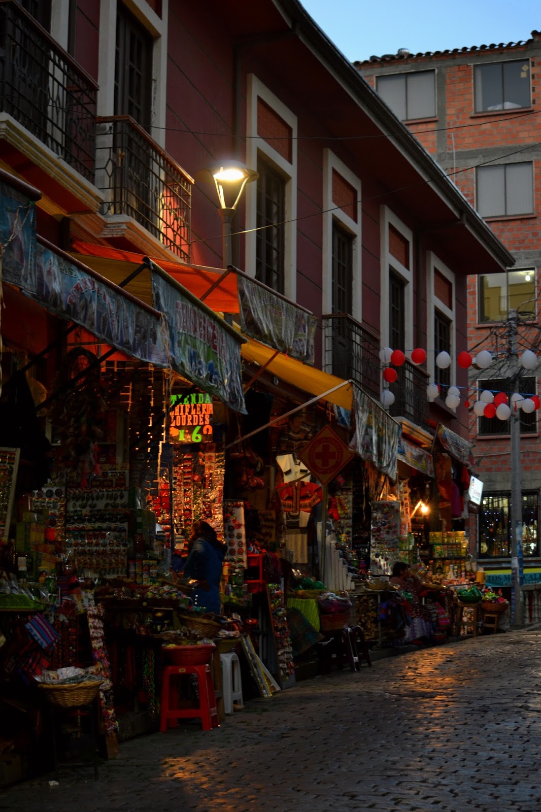 MOCHILEROS EN BOLIVIA: ‘La famosa Calle de las Brujas en La Paz Bolivia’