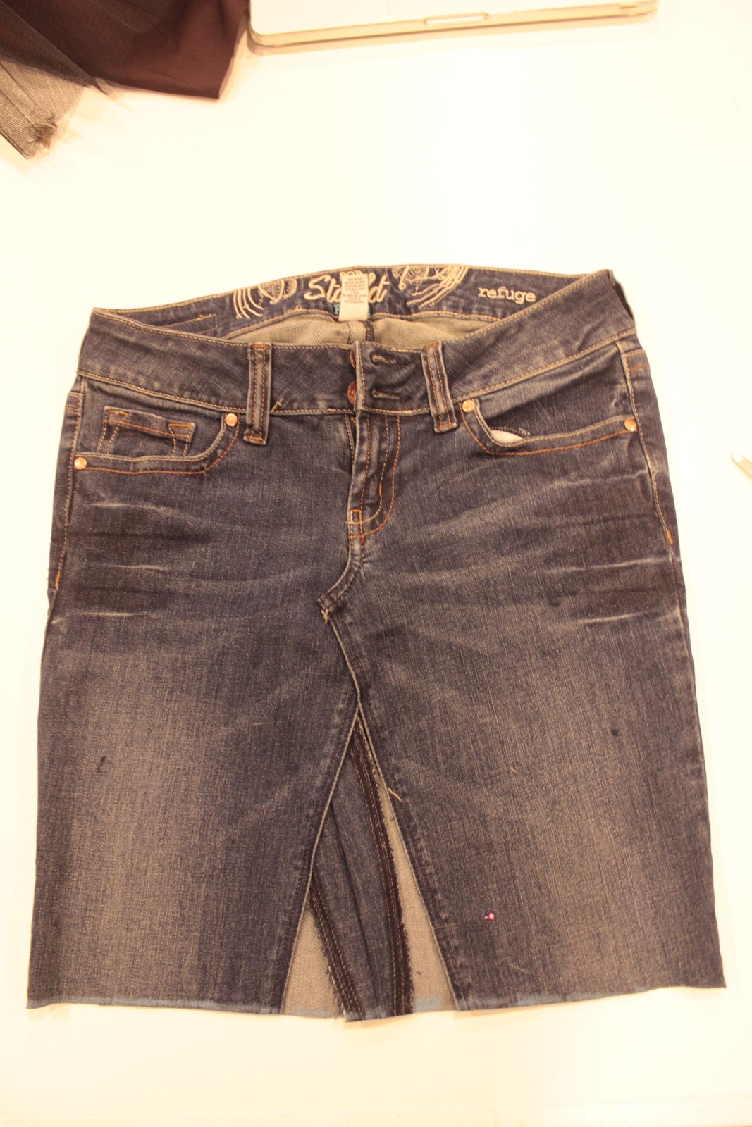 Bella Jean Boutique: Tutorial...Turn Your Jeans into a Skirt