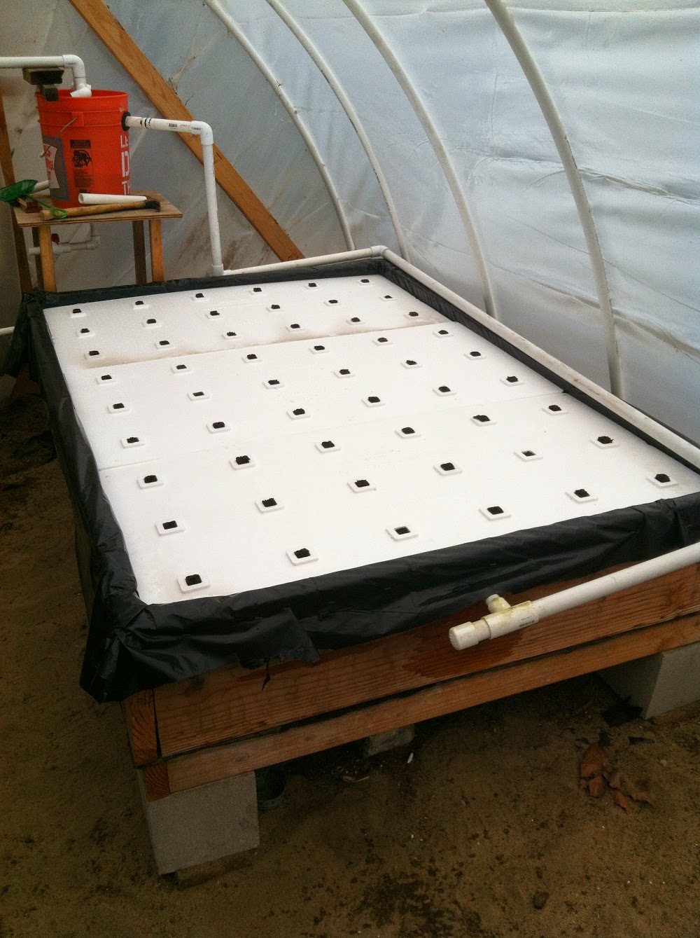 Cluelessaquaponics: Building an aquaponic raft bed, the finish.