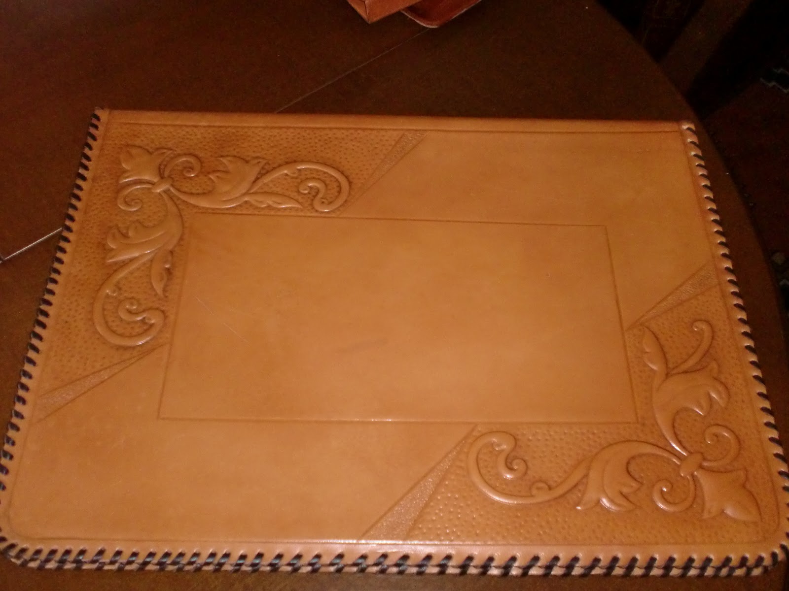 REPUJADO ARTÍSTICO EN CUERO: REPUJADO EN CUERO DE FINA TAIBO, HASTA 2012